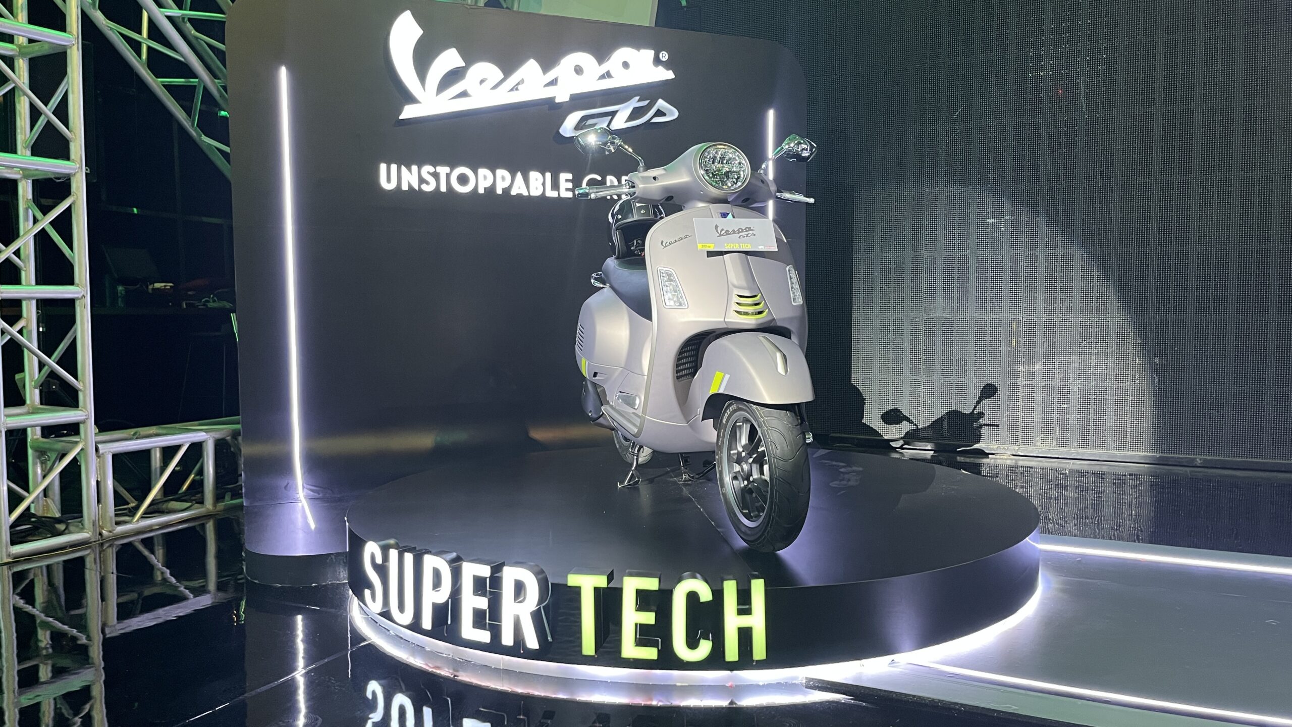Piaggio Hadirkan Vespa GTS Terbaru Di Indonesia, Harganya Setara Brio ...